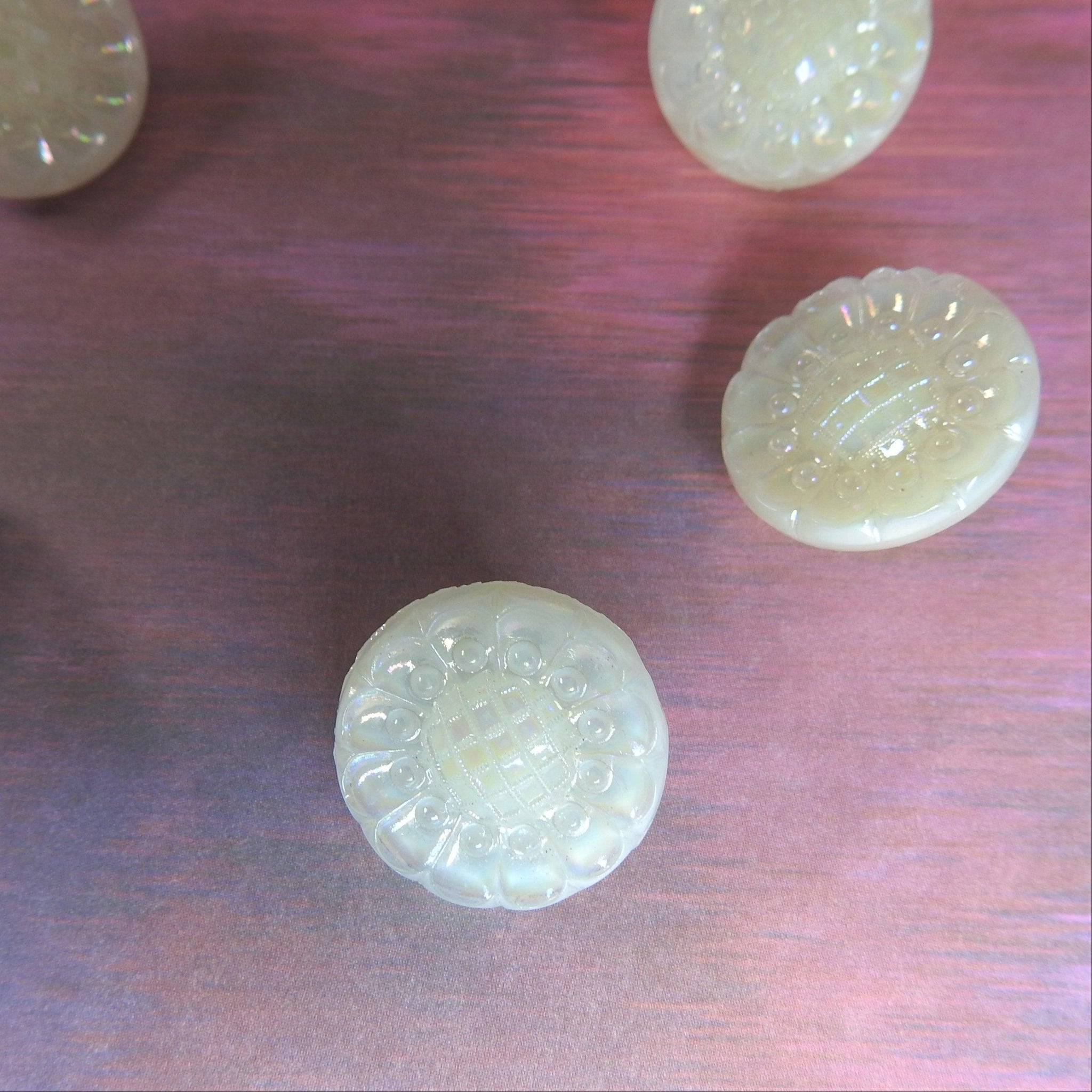 Pearly white vintage buttons – zazaofcanada